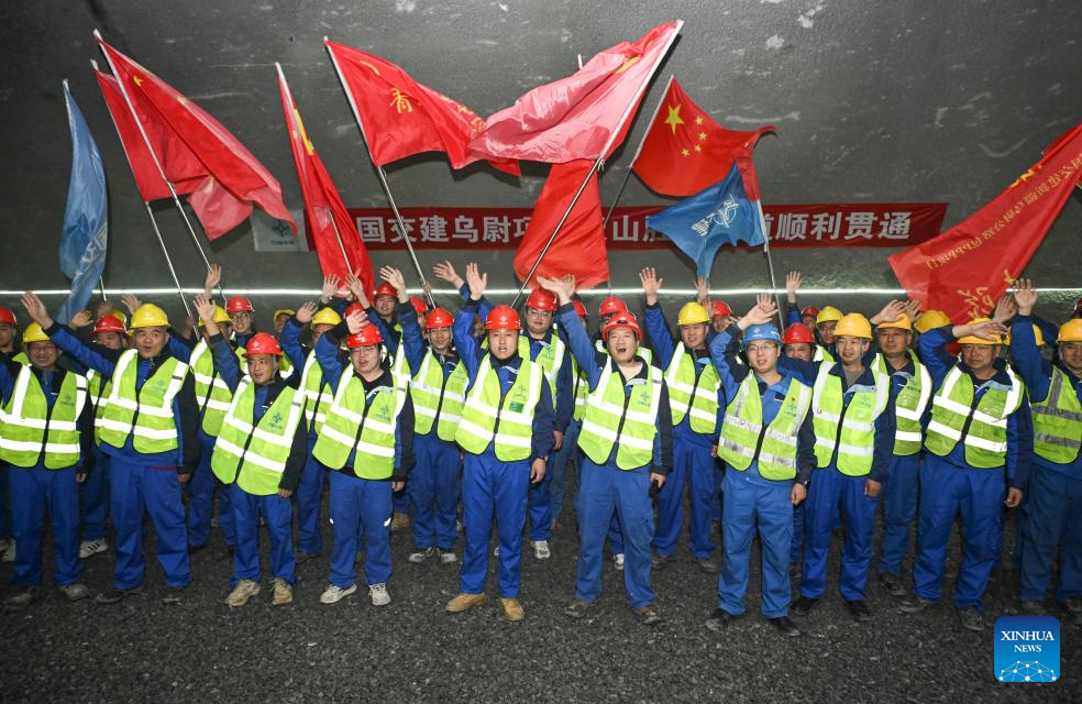 China's Xinjiang completes world's longest expressway tunnel through ...